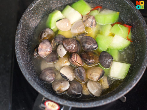 Fuzzy Melon & Clams Recipe (Hairy Gourd/Marrow Green) | Noob Cook