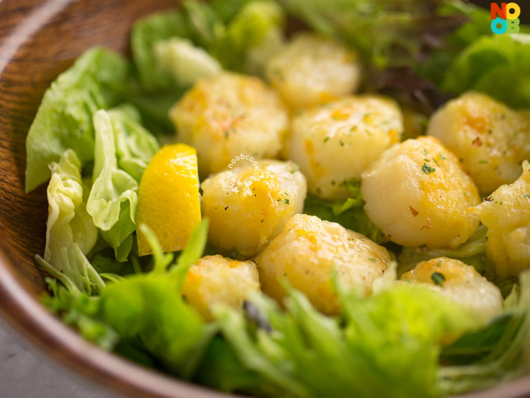 Parmesan Orange Scallops Salad Recipe | NoobCook.com