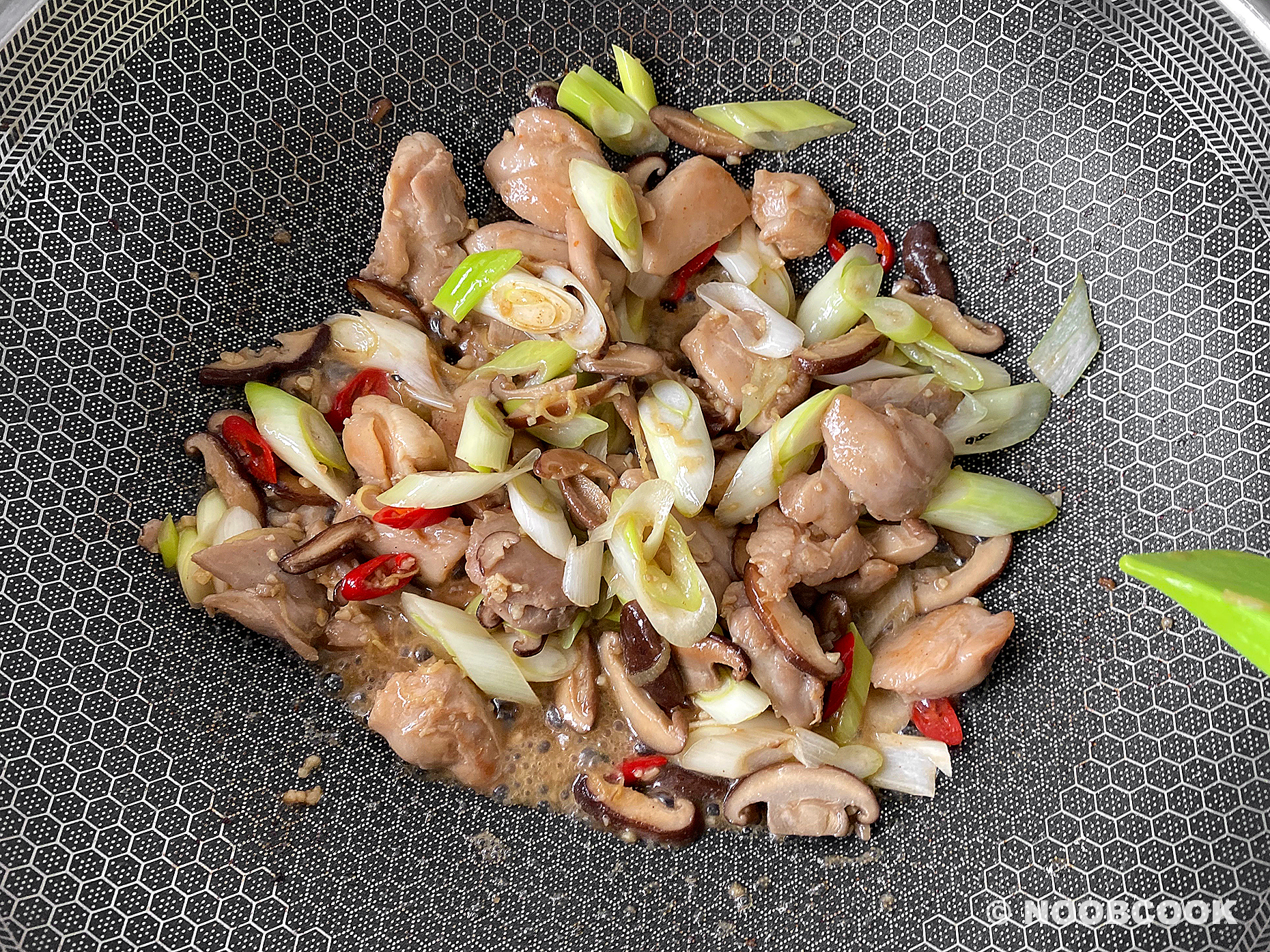 Stir-fry Chicken, Shiitake & Scallion Recipe | NoobCook.com