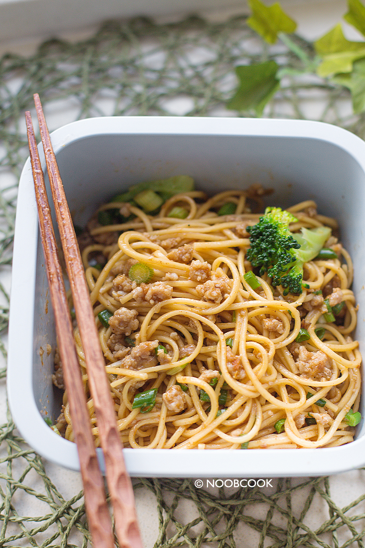 Sacha Meat Sauce Noodles Lunch Box Recipe | Noob Cook