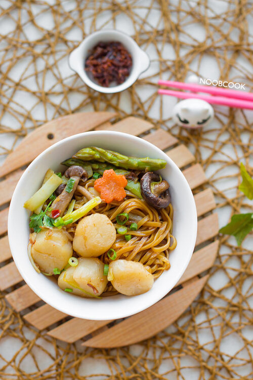 Scallops & Asparagus Ee-fu Noodles Recipe | NoobCook.com